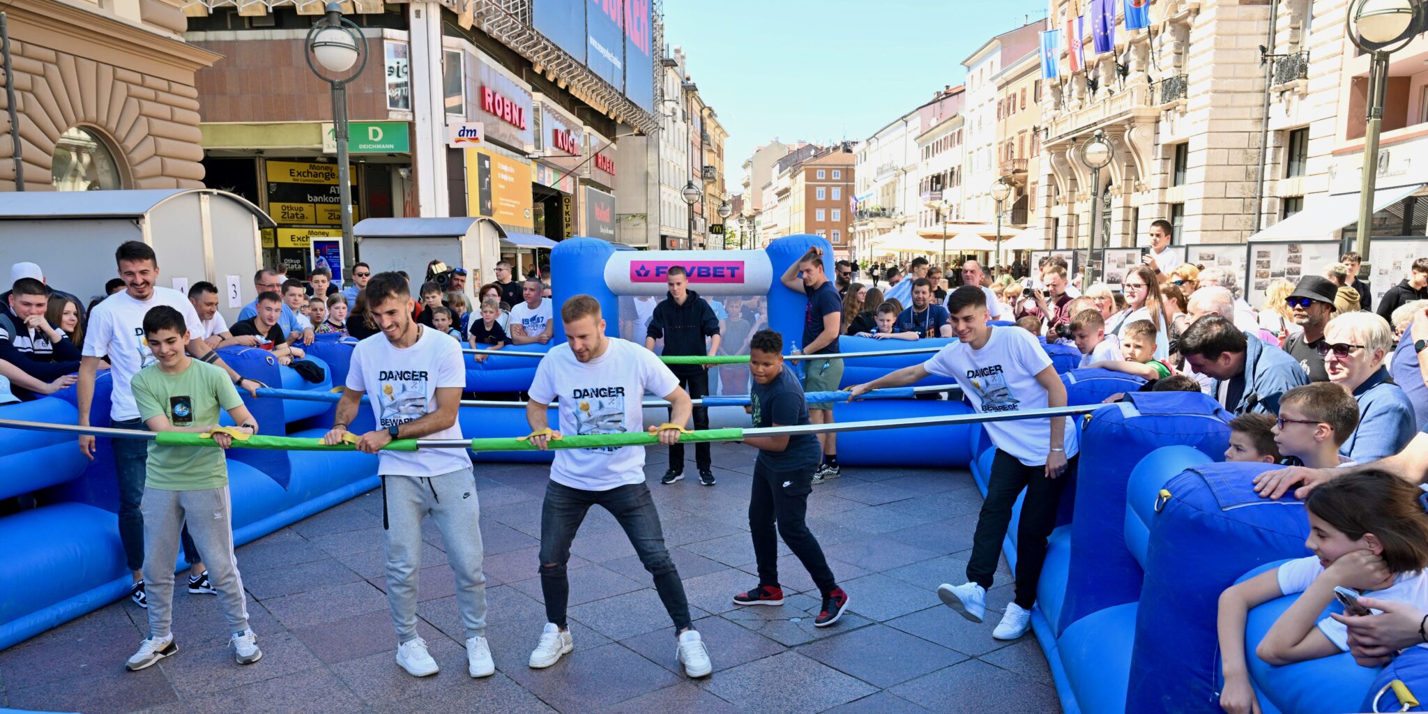 HNK Rijeka i Favbet preplavili Korzo navijačkom podrškom - HNK RIJEKA