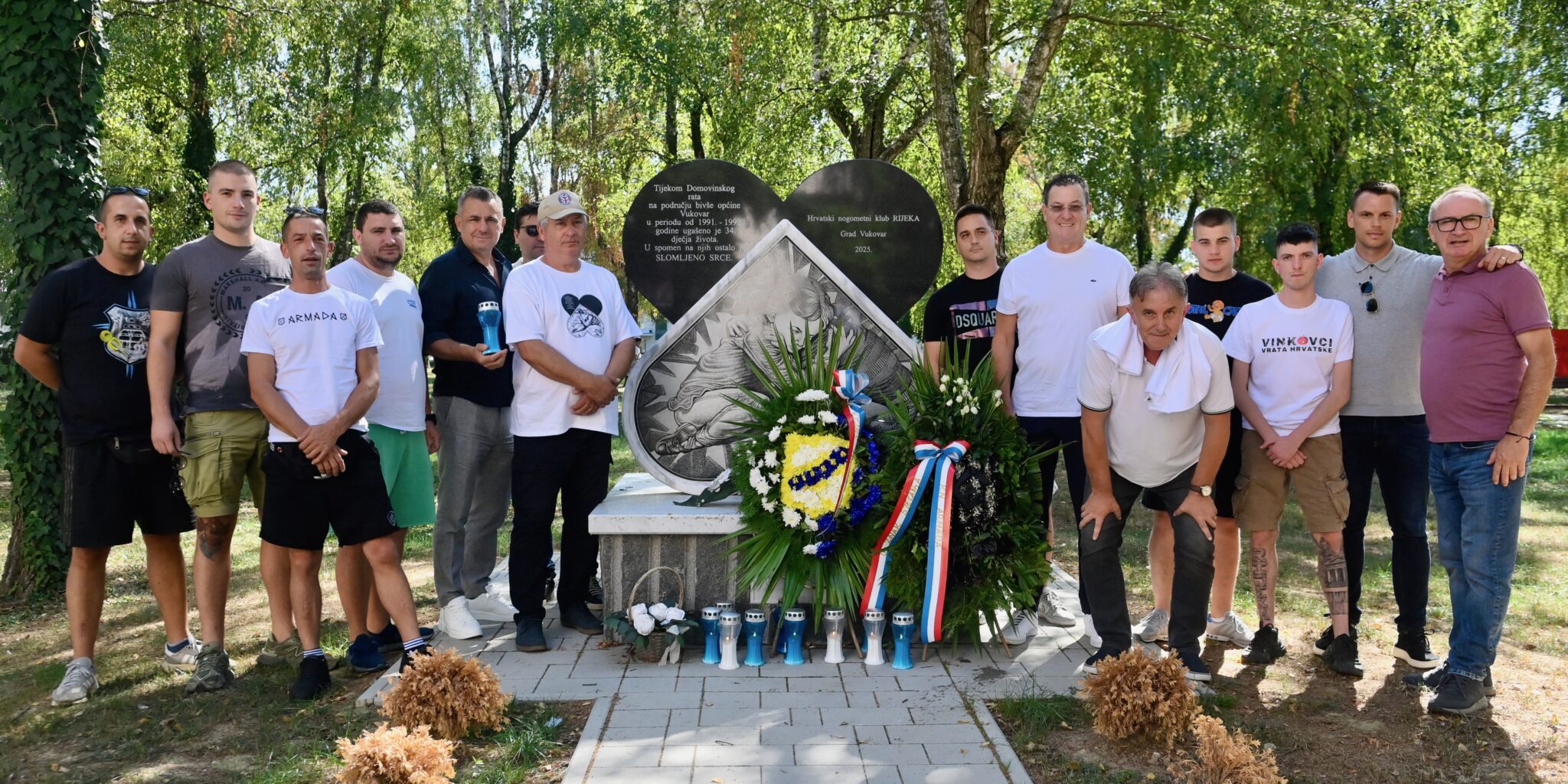 HNK Rijeka i KN Armada položili vijenac i zapalili svijeće kod ...