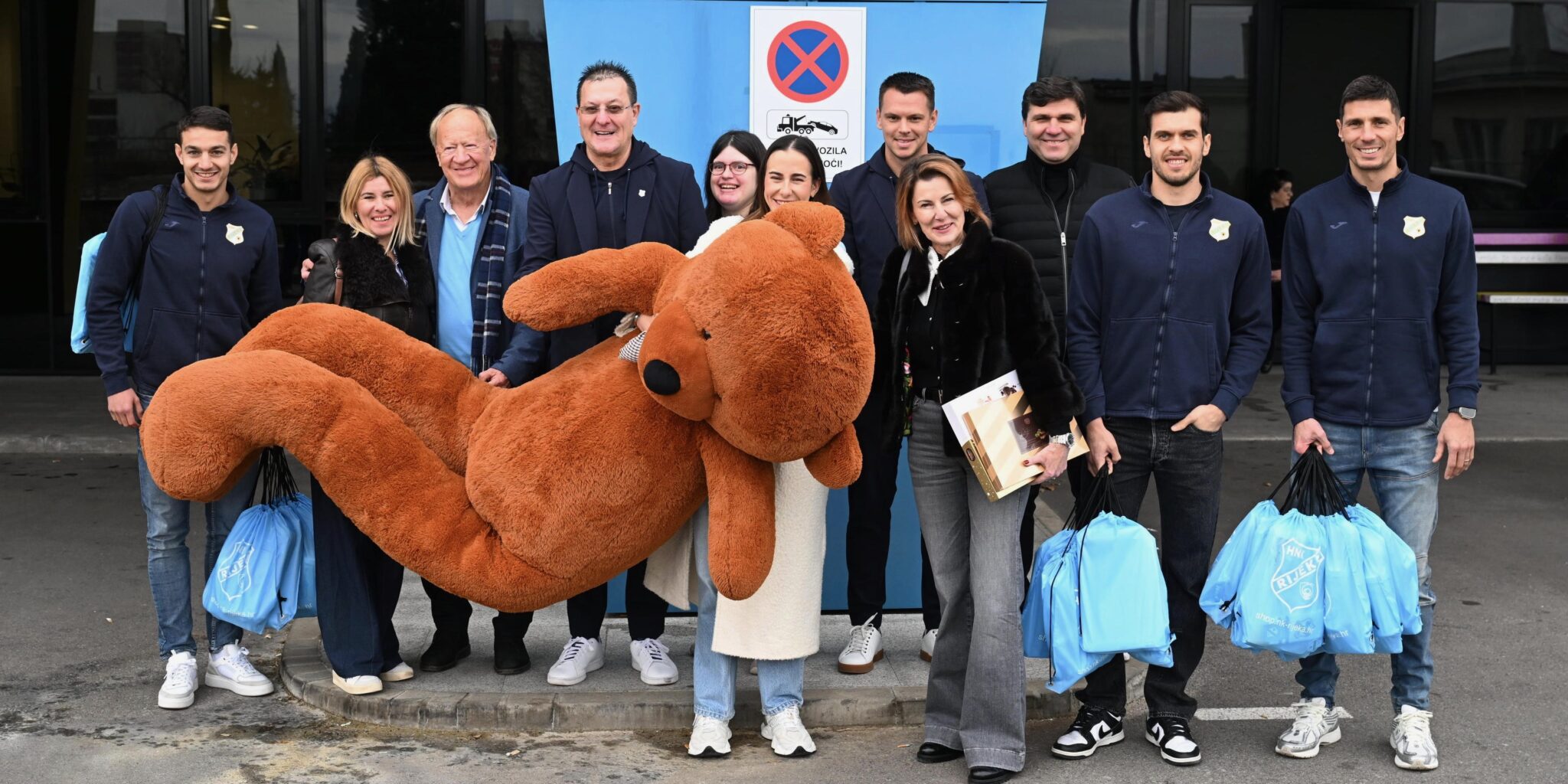 HNK Rijeka nastavio božićnu tradiciju darivanja djece na Klinici za pedijatriju - HNK RIJEKA